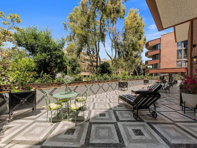 Apartment with pool