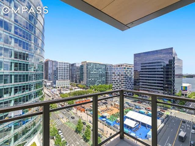 Apartment with pool