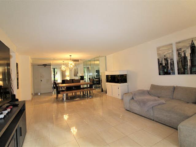 Apartment with pool