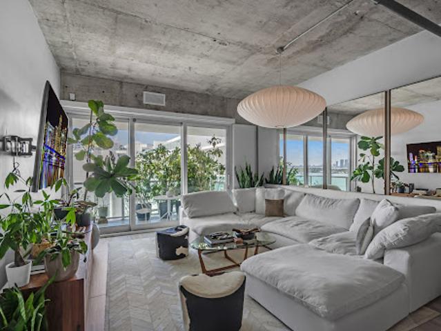 Apartment with pool