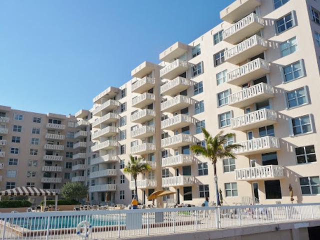 Apartment with pool
