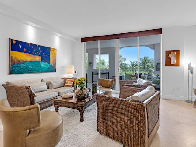 Apartment with pool