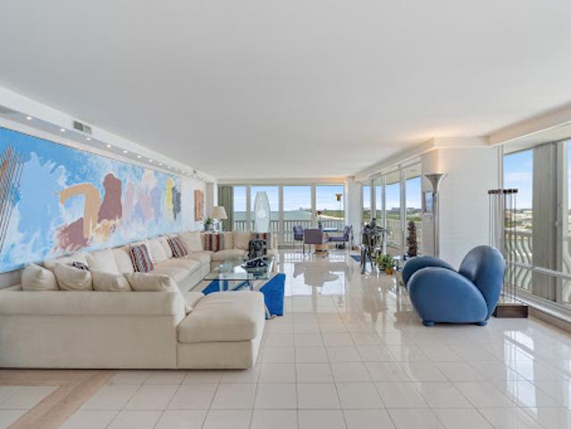 Apartment with pool