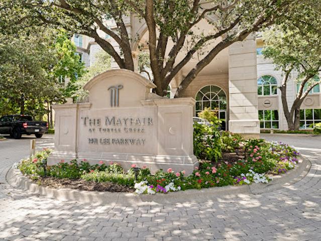 Apartment with pool