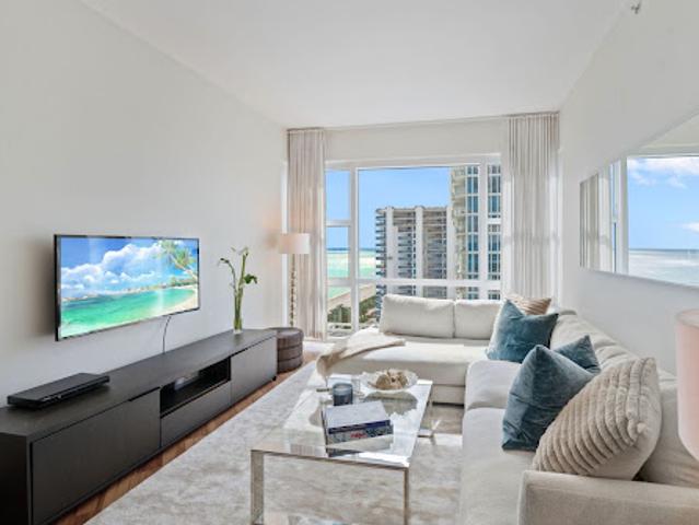 Apartment with pool
