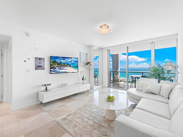 Apartment with pool