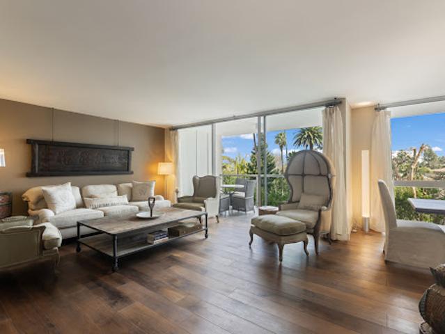 Apartment with pool