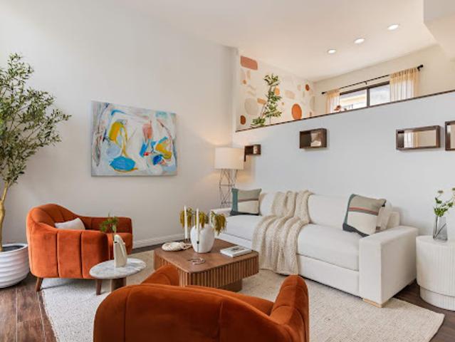 Apartment with pool