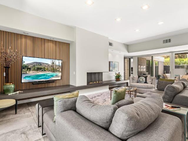 Apartment with pool