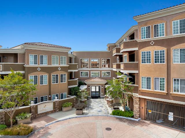 Apartment with pool