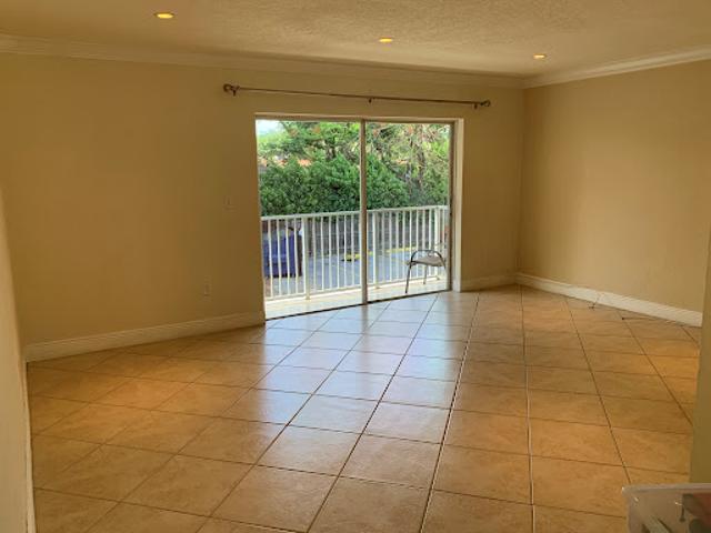 Apartment with pool