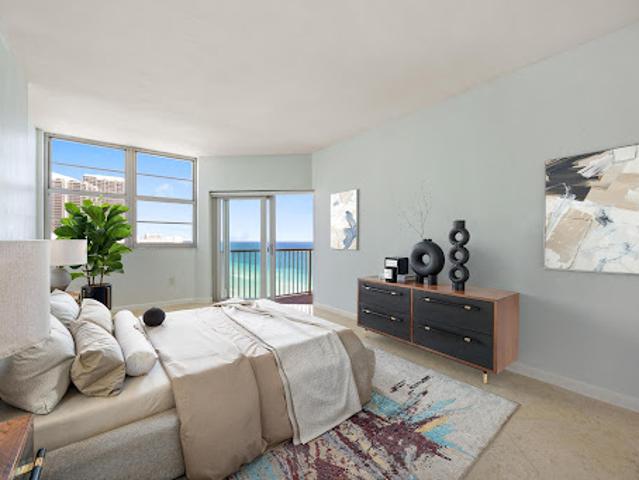 Apartment with pool