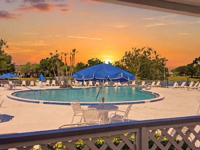 Apartment with pool