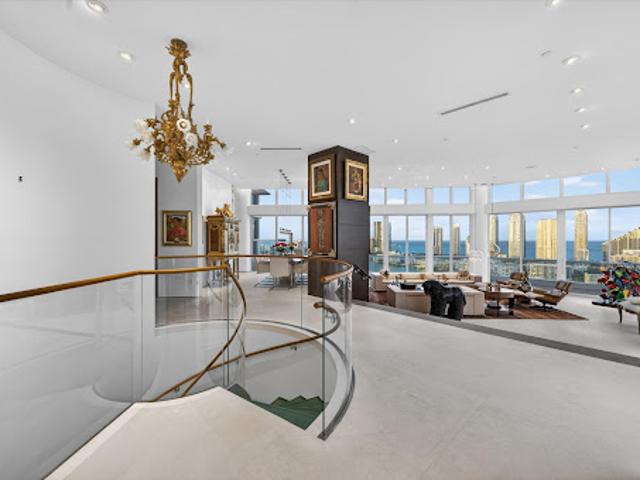 Apartment with pool