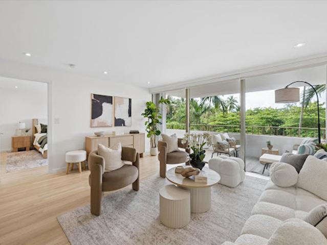 Apartment with pool