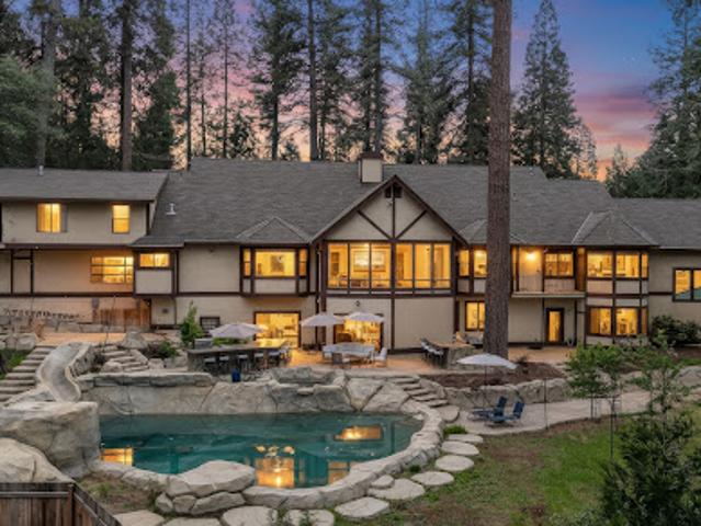 Apartment with pool