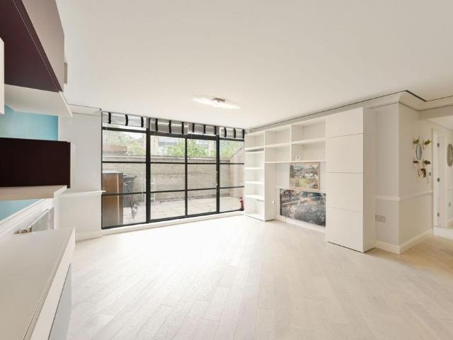 Apartment, Town Meadow, Brentford, TW8 2 bed flat to rent £2,800 pcm £646 pw