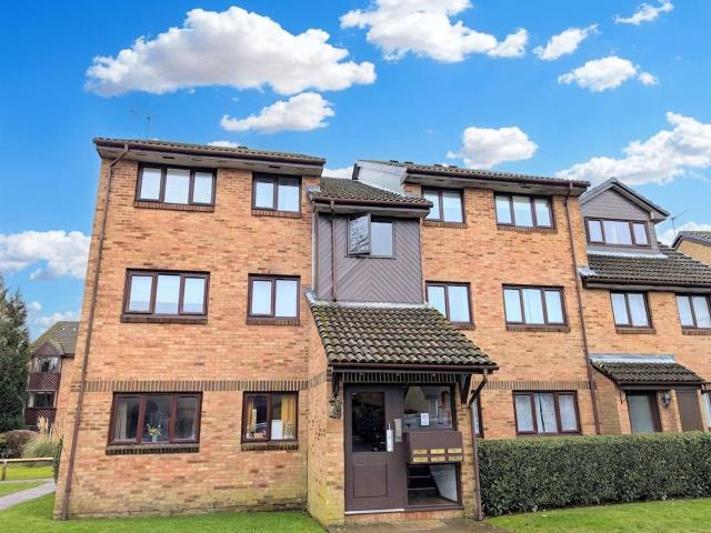 Apartment to let in Manor Fields, Horsham, RH13 RH13 6SB | Courtney Green