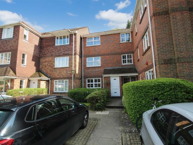 Apartment to let in North Parade, Horsham, RH12 RH12 2TB | Courtney Green