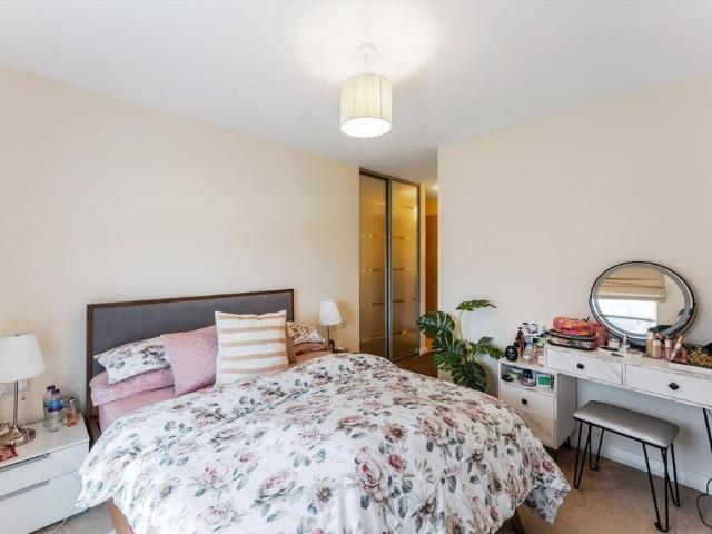 Apartment to let in Hallmark Court, London E14