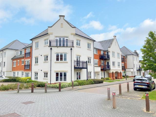 Apartment to let in Longhurst Avenue, Horsham, RH12 RH12 1DH | Courtney Green