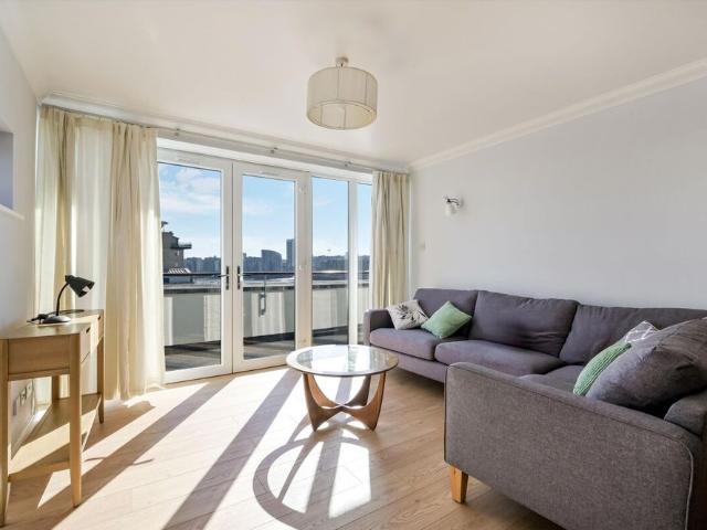 Apartment to let in Perry Court, Docklands, London E14