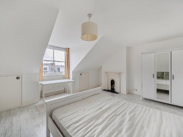 apartment to rent in Terrapin Road, London, SW17