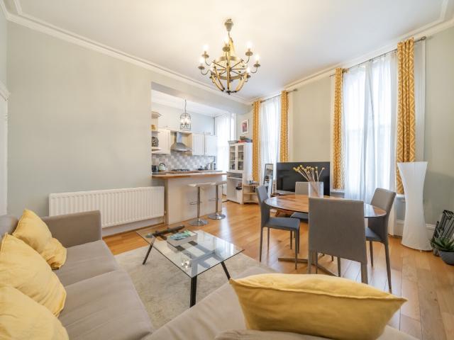 apartment to rent in The Chase, Clapham Common, London, SW4