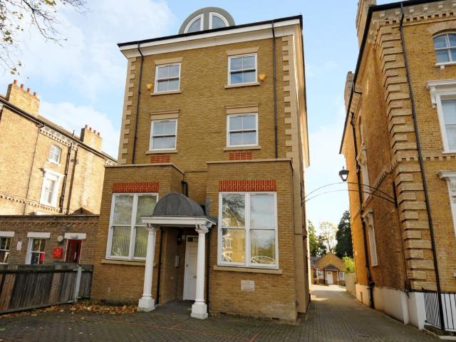 apartment to rent in Thurlow Park Road, London, SE21