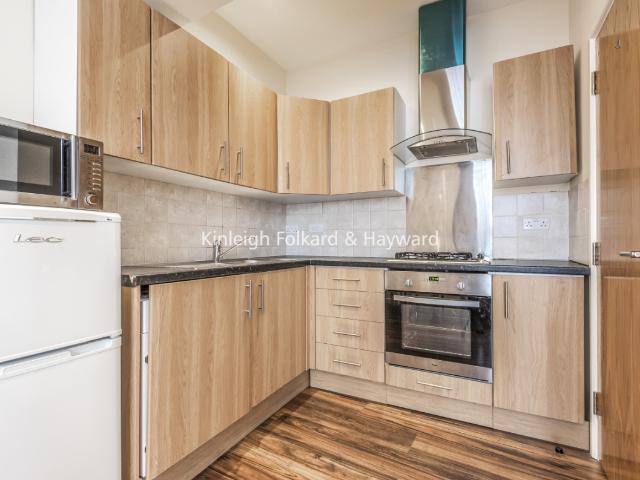 apartment to rent in Tooting High Street, London, SW17