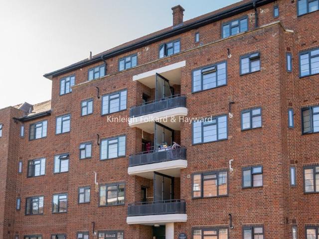 apartment to rent in Wandsworth Road, London, SW8