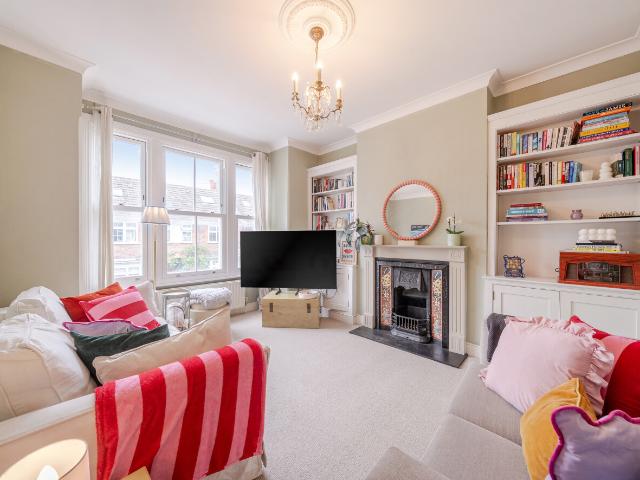 apartment to rent in Waldron Road, London, SW18