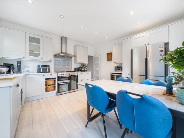 apartment to rent in Waldron Road, London, SW18