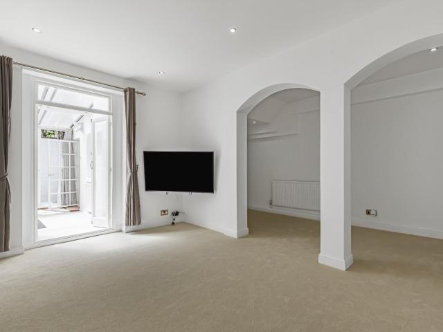 apartment to rent in Warwick Gardens, Holland Park, London, W14