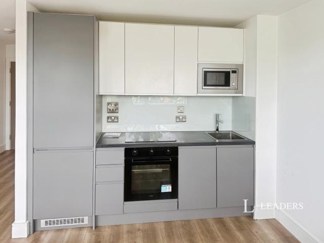 Apartment to rent in Wood Street, East Grinstead, West Sussex, RH19 | Leaders
