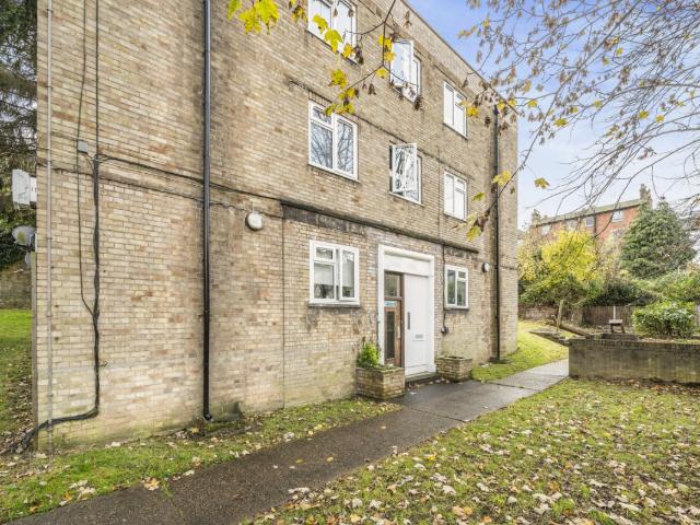 apartment to rent in Woodland Close, London, SE19