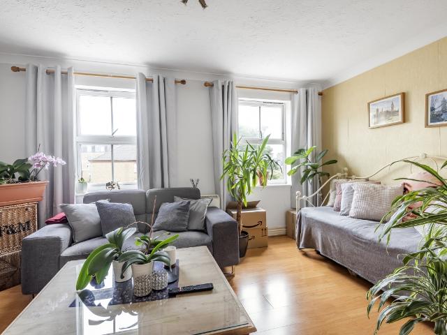 apartment to rent in Woods Road, Peckham, London, SE15