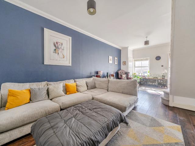 apartment to rent in Woodyates Road, London, SE12