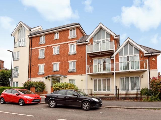 apartment to rent in Worple Road, Raynes Park, London, SW20