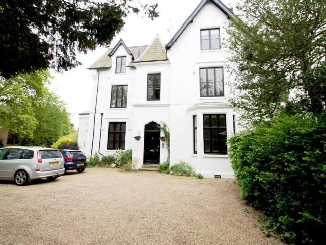 Apartment to rent in Wray Park Road, Reigate, RH2 | Leaders