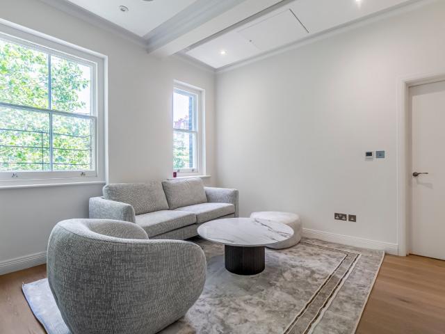 apartment to rent in Addison Road, Holland Park, London, W14