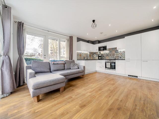 apartment to rent in Adenmore Road, Catford, London, SE6