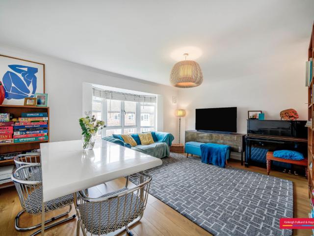 apartment to rent in Albert Close, London, N22