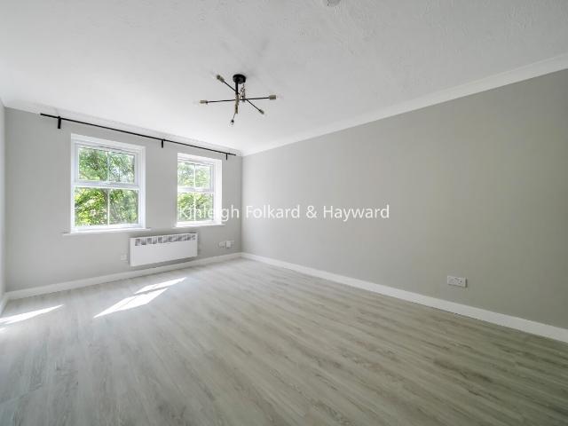 apartment to rent in Alfred Close, Chiswick, London, W4