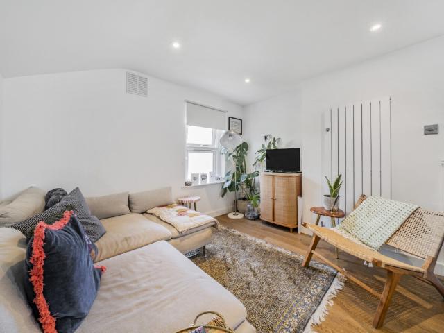 apartment to rent in Aliwal Road, London, SW11