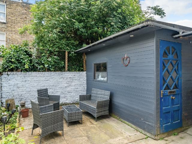 apartment to rent in Ashmore Road, London, W9