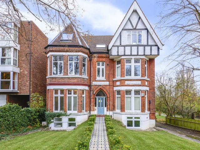 apartment to rent in Auckland Road, London, SE19