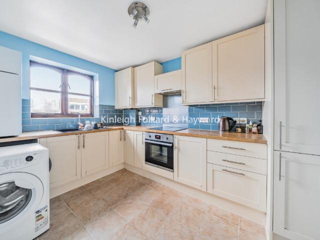 apartment to rent in Avenue Road, Acton, London, W3