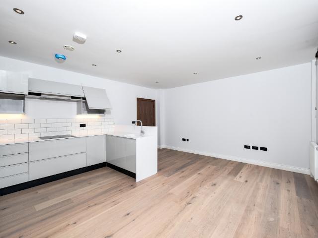 apartment to rent in Balham High Road, Balham, London, SW12