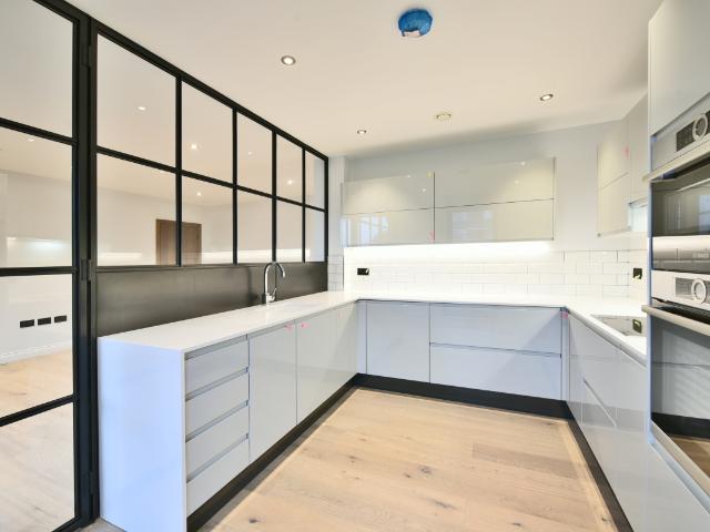apartment to rent in Balham High Road, Balham, London, SW12
